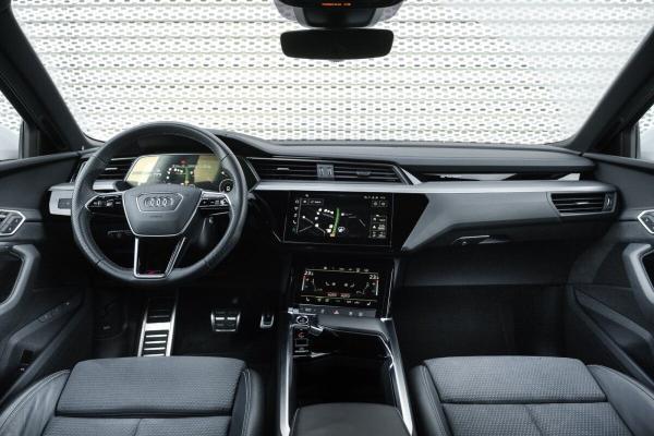 Audi Q8 2024 Mārupe vietnē Balts Audi Q8 2024 Mārupe, ar dzinēja tilpumu 0.00 L un nobraukumu 59 tūkst. km par 46900 €, foto 7 vietnē AUTOMOTO.COM.LV