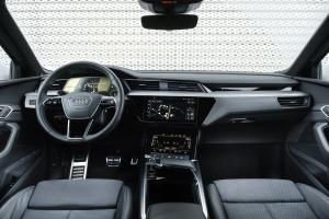 White Audi Q8 2024 in Marupe, with an engine capacity of 0.00 L and mileage of 59 thousand km for 46900 €, photo 7 on AUTOMOTO.COM.LV