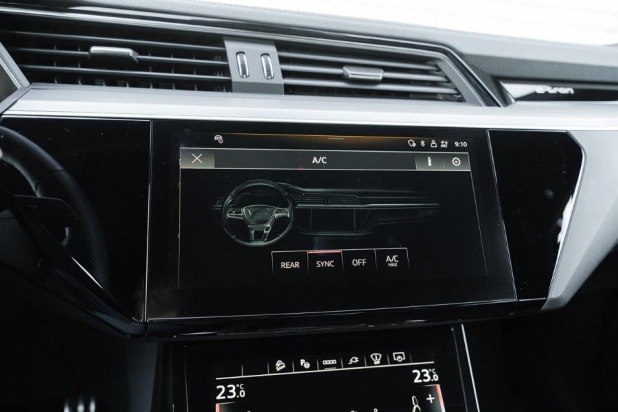 White Audi Q8 2024 in Marupe, with an engine capacity of 0.00 L and mileage of 59 thousand km for 46900 €, photo 19 on AUTOMOTO.COM.LV