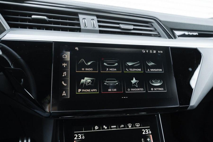White Audi Q8 2024 in Marupe, with an engine capacity of 0.00 L and mileage of 59 thousand km for 46900 €, photo 21 on AUTOMOTO.COM.LV