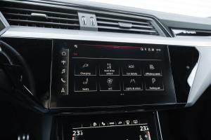 White Audi Q8 2024 in Marupe, with an engine capacity of 0.00 L and mileage of 59 thousand km for 46900 €, photo 22 on AUTOMOTO.COM.LV