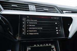 White Audi Q8 2024 in Marupe, with an engine capacity of 0.00 L and mileage of 59 thousand km for 46900 €, photo 28 on AUTOMOTO.COM.LV