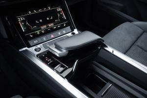 White Audi Q8 2024 in Marupe, with an engine capacity of 0.00 L and mileage of 59 thousand km for 46900 €, photo 32 on AUTOMOTO.COM.LV