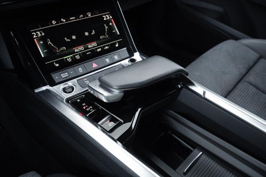 White Audi Q8 2024 in Marupe, with an engine capacity of 0.00 L and mileage of 59 thousand km for 46900 €, photo 32 on AUTOMOTO.COM.LV