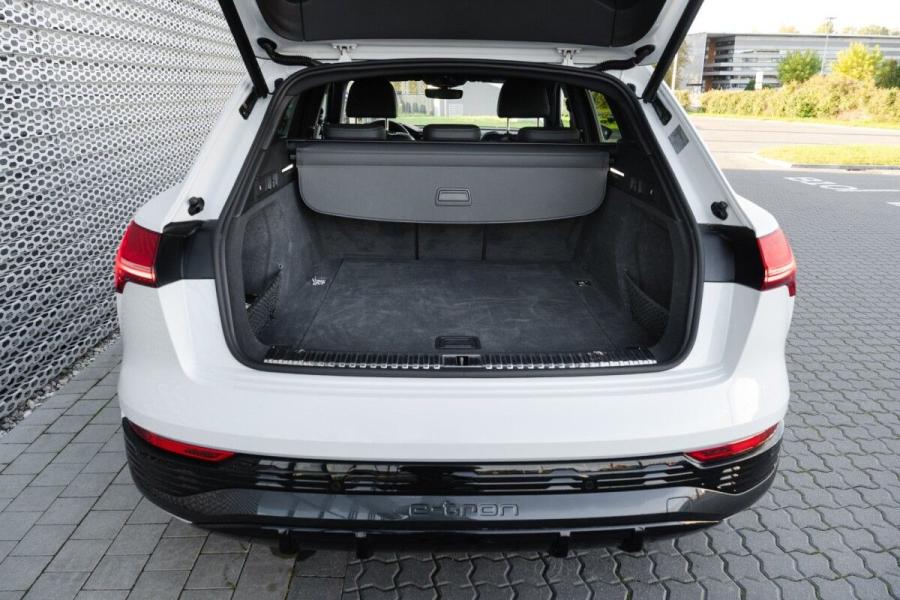 White Audi Q8 2024 in Marupe, with an engine capacity of 0.00 L and mileage of 59 thousand km for 46900 €, photo 35 on AUTOMOTO.COM.LV