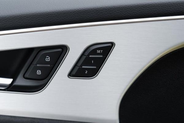 White Audi Q8 2024 in Marupe, with an engine capacity of 3.00 L and mileage of 23 thousand km for 67000 €, photo 10 on AUTOMOTO.COM.LV