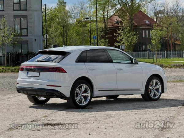 Balts Audi Q8 2024 Tallina, ar dzinēja tilpumu 3.00 L un nobraukumu 14 tūkst. km par 92500 €, foto 1 vietnē AUTOMOTO.COM.LV