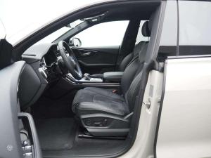 Yellow Audi Q8 2023 in Vilnius, with an engine capacity of 3.00 L and mileage of 74 thousand km for 57500 €, photo 10 on AUTOMOTO.COM.LV