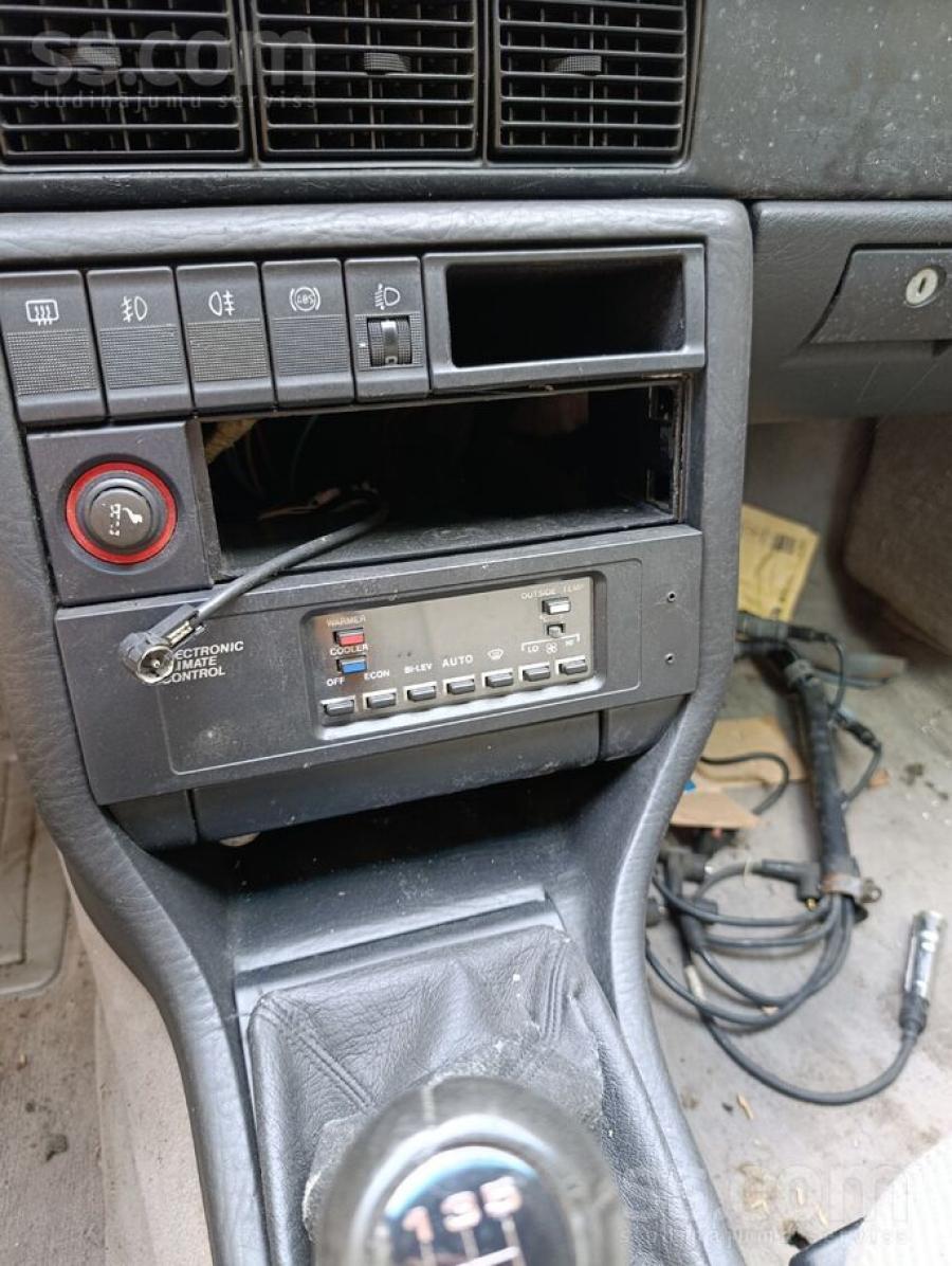 Red Audi Quattro 1989 in Dobele, with an engine capacity of 2.30 L and mileage of 348 thousand km for 2700 €, photo 18 on AUTOMOTO.COM.LV