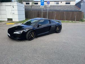 Melns Audi R8 2011 Viļņa, ar dzinēja tilpumu 5.20 L un nobraukumu 69 tūkst. km par 75000 €, foto  vietnē AUTOMOTO.COM.LV
