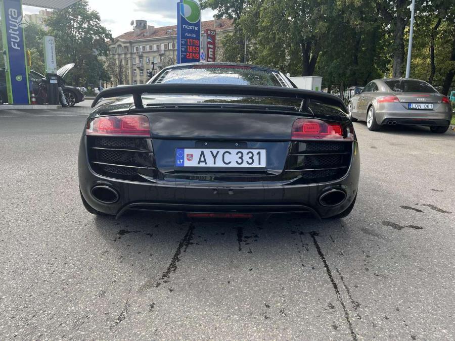 Black Audi R8 2011 in Vilnius, with an engine capacity of 5.20 L and mileage of 69 thousand km for 75000 €, photo 6 on AUTOMOTO.COM.LV