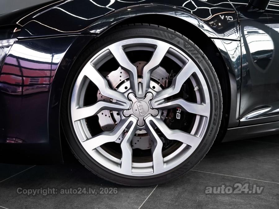 Black Audi R8 2014 in Tallinn, with an engine capacity of 5.20 L and mileage of 15 thousand km for 104900 €, photo 5 on AUTOMOTO.COM.LV