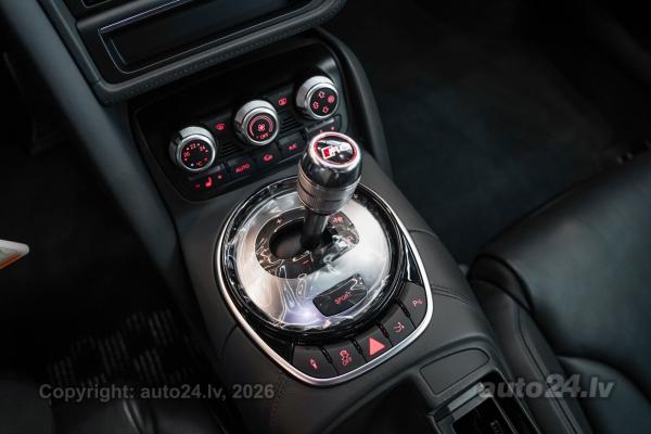 Black Audi R8 2014 in Tallinn, with an engine capacity of 5.20 L and mileage of 15 thousand km for 104900 €, photo 9 on AUTOMOTO.COM.LV