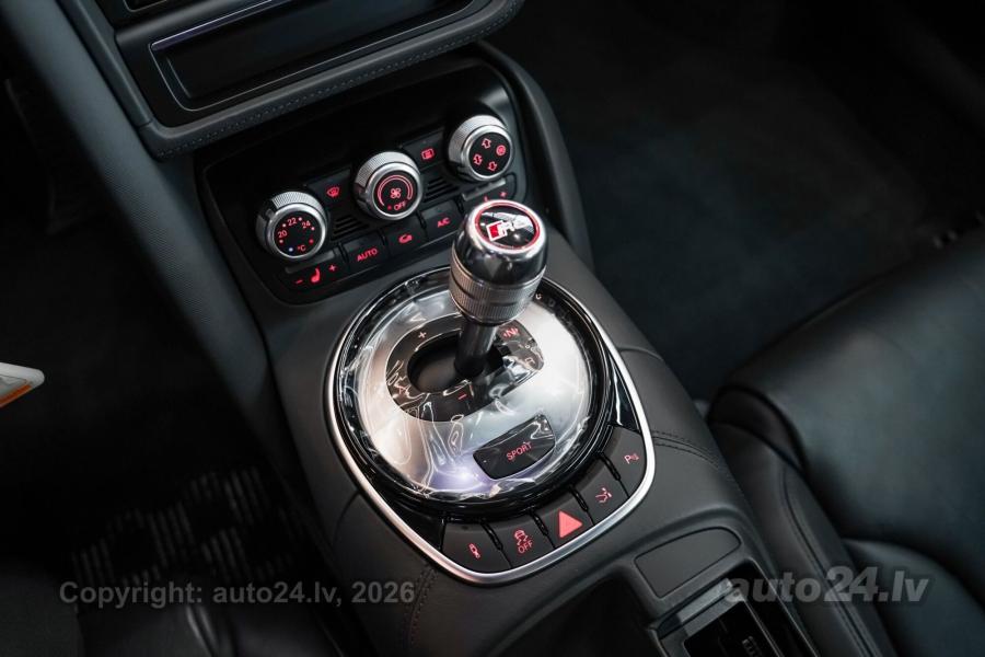 Black Audi R8 2014 in Tallinn, with an engine capacity of 5.20 L and mileage of 15 thousand km for 104900 €, photo 10 on AUTOMOTO.COM.LV