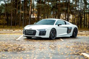 White Audi R8 2016 in Kaunas, with an engine capacity of 5.20 L and mileage of 29 thousand km for 110000 €, photo 1 on AUTOMOTO.COM.LV