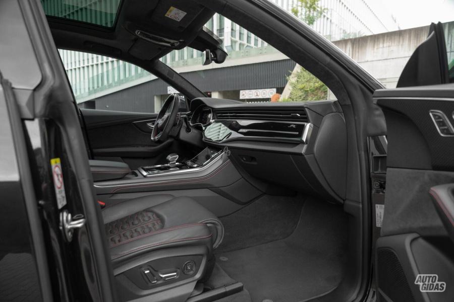Black Audi RS Q8 2021 in Vilnius, with an engine capacity of 4.00 L and mileage of 54 thousand km for 95000 €, photo 25 on AUTOMOTO.COM.LV