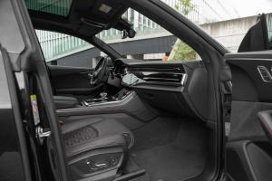 Melns Audi RS Q8 2021 Viļņa, ar dzinēja tilpumu 4.00 L un nobraukumu 54 tūkst. km par 92500 €, foto 25 vietnē AUTOMOTO.COM.LV