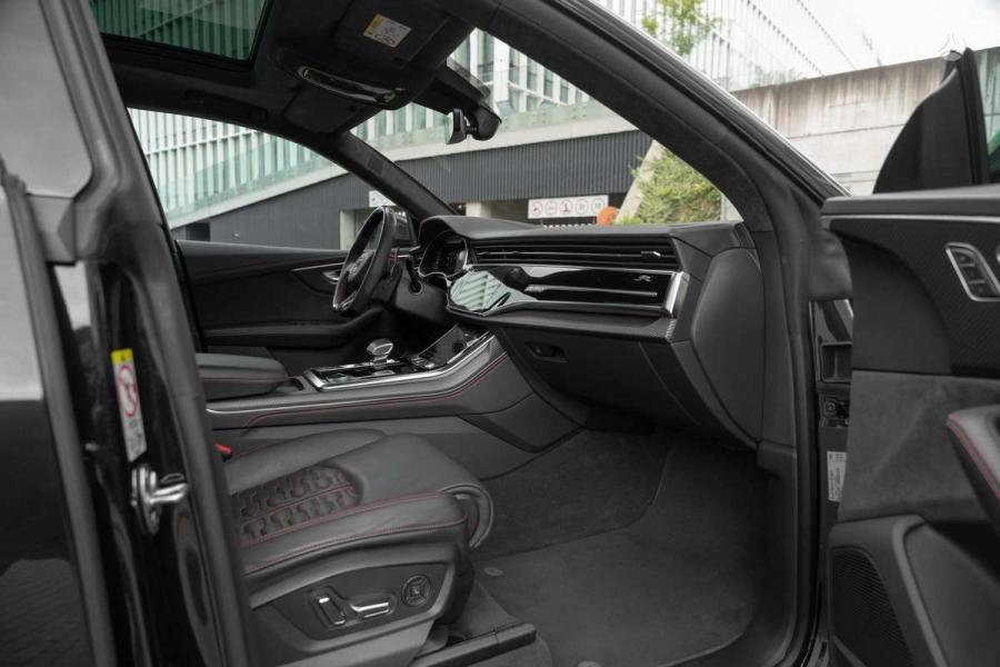Melns Audi RS Q8 2021 Viļņa, ar dzinēja tilpumu 4.00 L un nobraukumu 54 tūkst. km par 92500 €, foto 25 vietnē AUTOMOTO.COM.LV