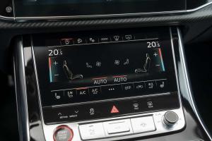 Melns Audi RS Q8 2021 Viļņa, ar dzinēja tilpumu 4.00 L un nobraukumu 54 tūkst. km par 92500 €, foto 32 vietnē AUTOMOTO.COM.LV