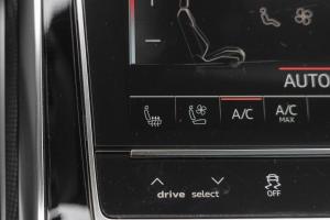 Melns Audi RS Q8 2021 Viļņa, ar dzinēja tilpumu 4.00 L un nobraukumu 72 tūkst. km par 88000 €, foto 23 vietnē AUTOMOTO.COM.LV