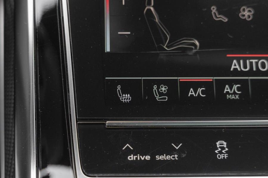 Melns Audi RS Q8 2021 Viļņa, ar dzinēja tilpumu 4.00 L un nobraukumu 72 tūkst. km par 88000 €, foto 23 vietnē AUTOMOTO.COM.LV
