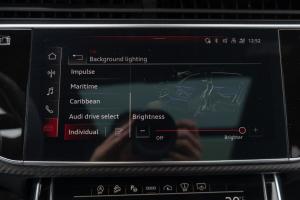 Melns Audi RS Q8 2021 Viļņa, ar dzinēja tilpumu 4.00 L un nobraukumu 72 tūkst. km par 88000 €, foto 32 vietnē AUTOMOTO.COM.LV