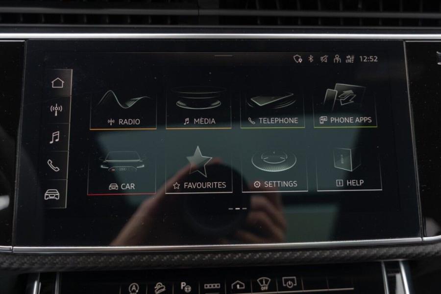 Melns Audi RS Q8 2021 Viļņa, ar dzinēja tilpumu 4.00 L un nobraukumu 72 tūkst. km par 88000 €, foto 33 vietnē AUTOMOTO.COM.LV