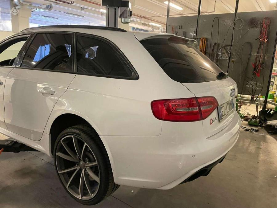Balts Audi RS4 2015 Kauņa, ar dzinēja tilpumu 4.16 L un nobraukumu 113 tūkst. km par 17950 €, foto 3 vietnē AUTOMOTO.COM.LV
