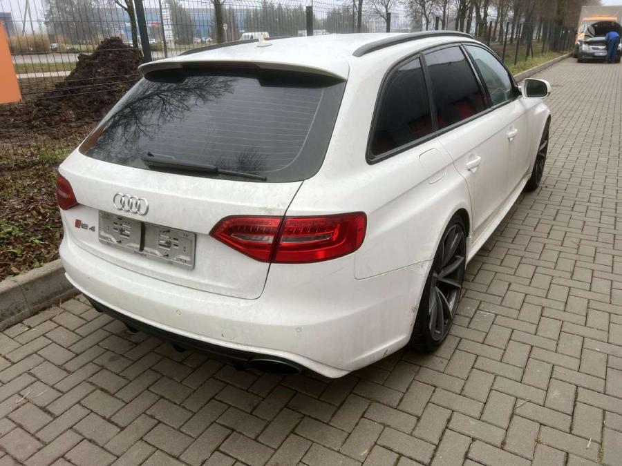 White Audi RS4 2015 in Kaunas, with an engine capacity of 4.14 L and mileage of 113 thousand km for 17900 €, photo 4 on AUTOMOTO.COM.LV