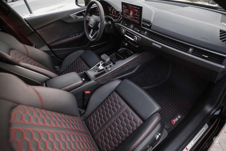 Black Audi RS5 2024 in Siauliai, with an engine capacity of 2.89 L and mileage of 25 thousand km for 60999 €, photo 36 on AUTOMOTO.COM.LV