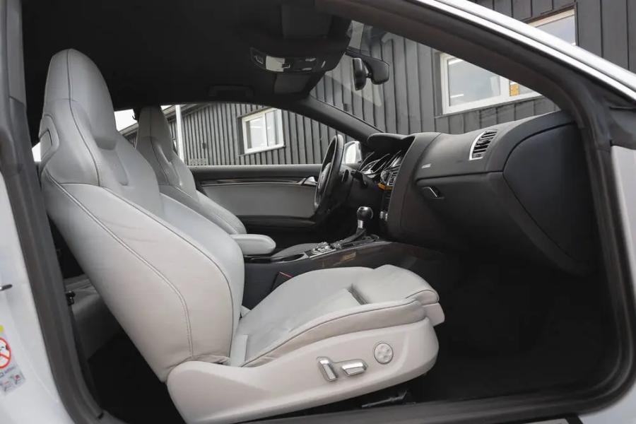 Balts Audi RS5 2012 Jelgava, ar dzinēja tilpumu 4.20 L un nobraukumu 141 tūkst. km par 23400 €, foto 13 vietnē AUTOMOTO.COM.LV