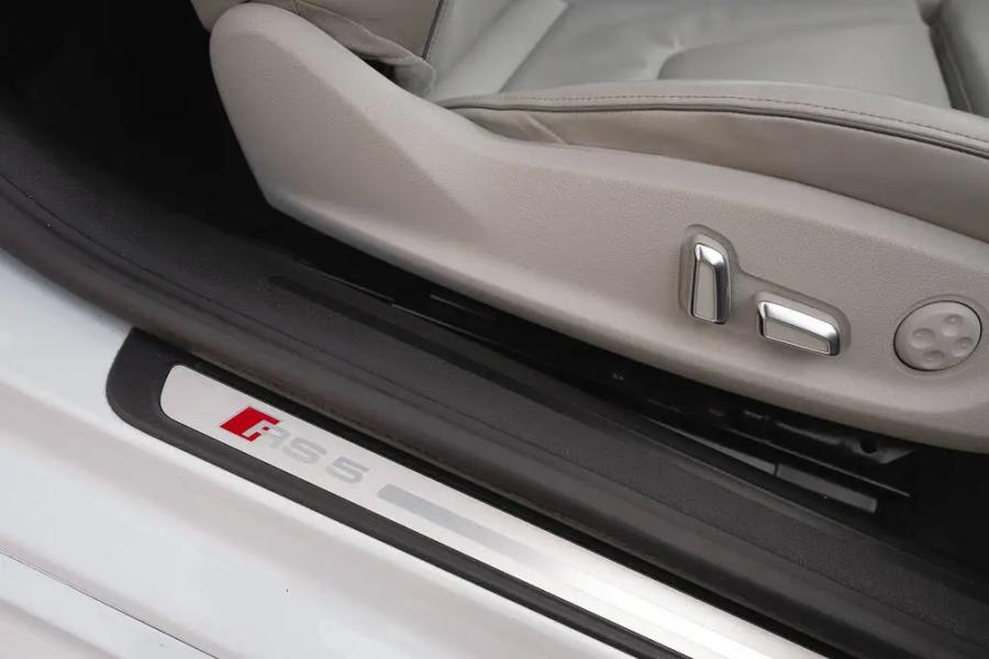 Balts Audi RS5 2012 Jelgava, ar dzinēja tilpumu 4.20 L un nobraukumu 141 tūkst. km par 23400 €, foto 16 vietnē AUTOMOTO.COM.LV