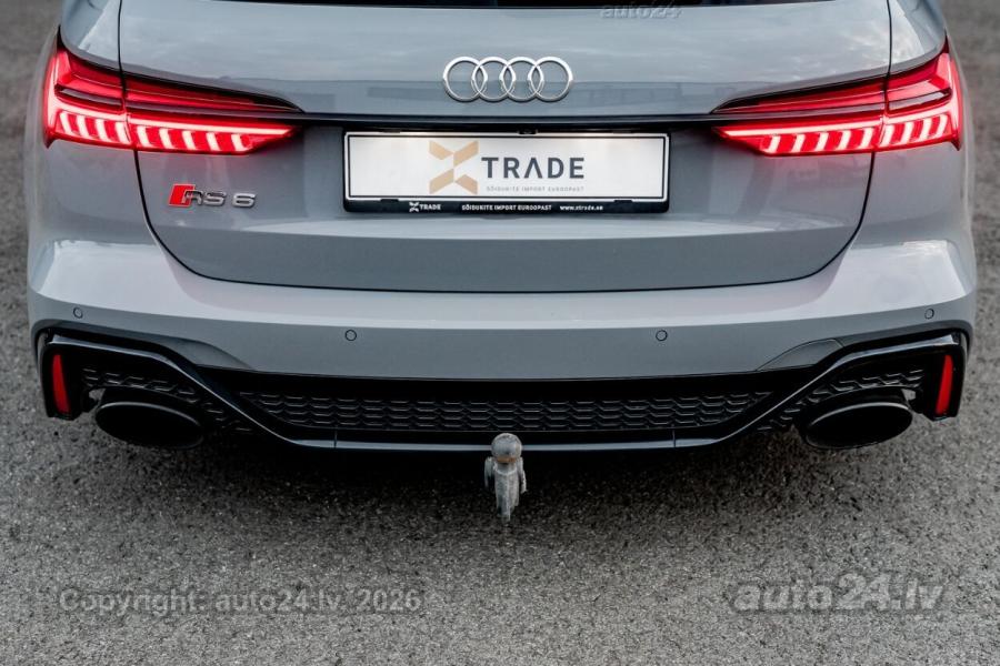 Pelēks Audi RS6 2020 Pērnava, ar dzinēja tilpumu 4.00 L un nobraukumu 116 tūkst. km par 70990 €, foto 31 vietnē AUTOMOTO.COM.LV