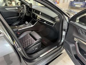 Pelēks Audi RS6 2020 Viļņa, ar dzinēja tilpumu 4.00 L un nobraukumu 90 tūkst. km par 68000 €, foto 25 vietnē AUTOMOTO.COM.LV