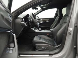Pelēks Audi RS6 2023 Viļņa, ar dzinēja tilpumu 4.00 L un nobraukumu 33 tūkst. km par 97000 €, foto 9 vietnē AUTOMOTO.COM.LV