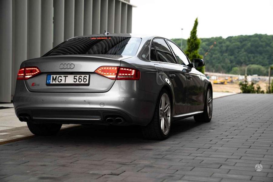 Grey Audi S4 2011 in Kaunas, with an engine capacity of 3.00 L and mileage of 153 thousand km for 10500 €, photo 4 on AUTOMOTO.COM.LV