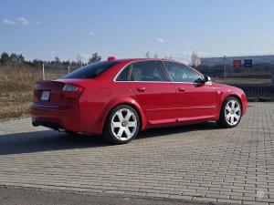 Sarkans Audi S4 2004 Viļņa, ar dzinēja tilpumu 4.16 L un nobraukumu 280 tūkst. km par 8000 €, foto  vietnē AUTOMOTO.COM.LV