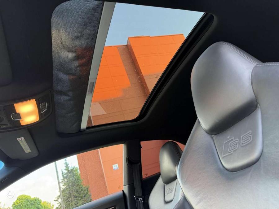 Pelēks Audi S5 2010 Klaipėda, ar dzinēja tilpumu 4.16 L un nobraukumu 145 tūkst. km par 11000 €, foto 9 vietnē AUTOMOTO.COM.LV