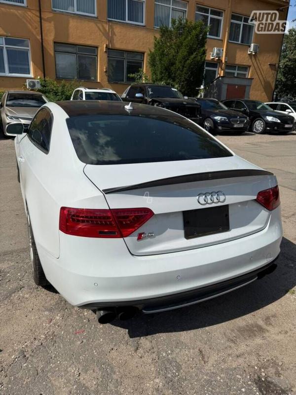 Audi S5 2012 Viļņa vietnē Balts Audi S5 2012 Viļņa, ar dzinēja tilpumu 3.00 L un nobraukumu 339 tūkst. km par 8999 €, foto 6 vietnē AUTOMOTO.COM.LV
