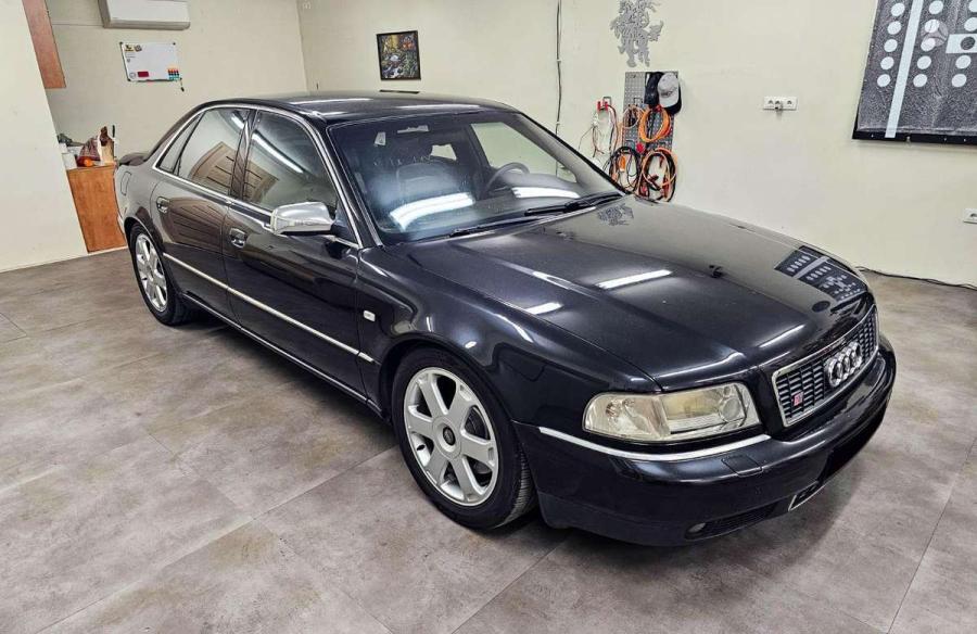 Black Audi S8 2000 in Kaunas, with an engine capacity of 4.20 L and mileage of 378 thousand km for 8500 €, photo 1 on AUTOMOTO.COM.LV