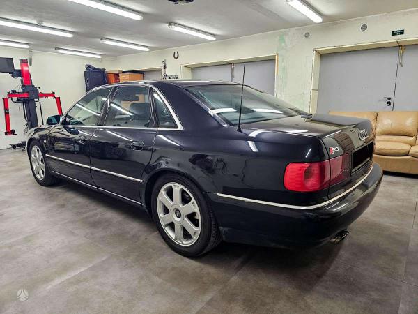 Black Audi S8 2000 in Kaunas, with an engine capacity of 4.20 L and mileage of 378 thousand km for 8500 €, photo 3 on AUTOMOTO.COM.LV