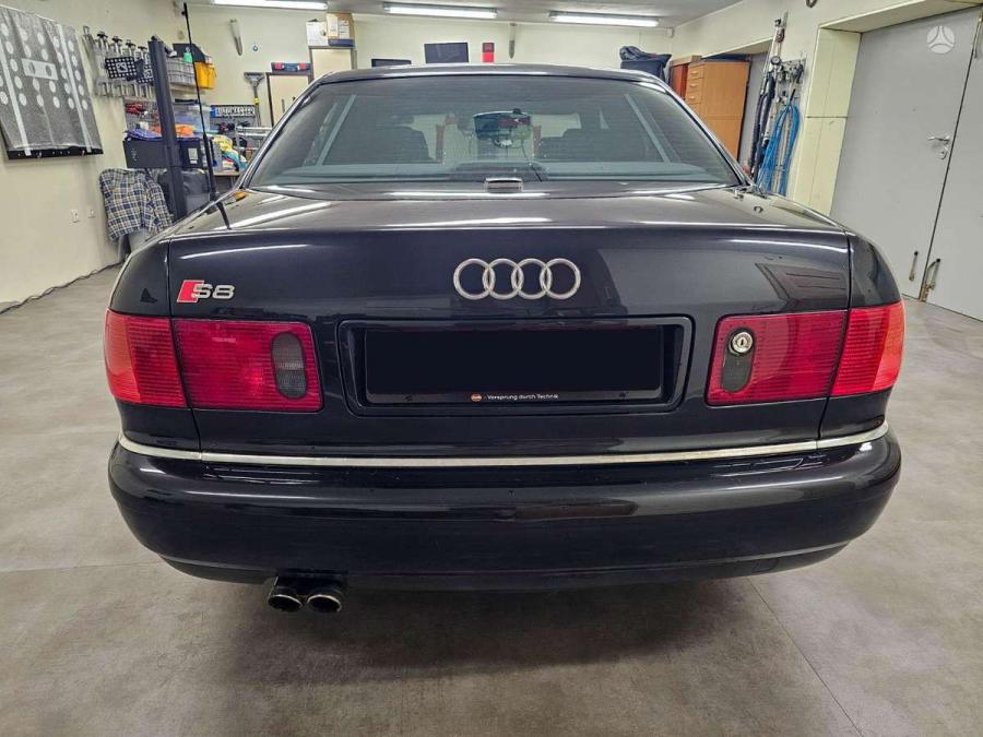 Black Audi S8 2000 in Kaunas, with an engine capacity of 4.20 L and mileage of 378 thousand km for 8500 €, photo 5 on AUTOMOTO.COM.LV