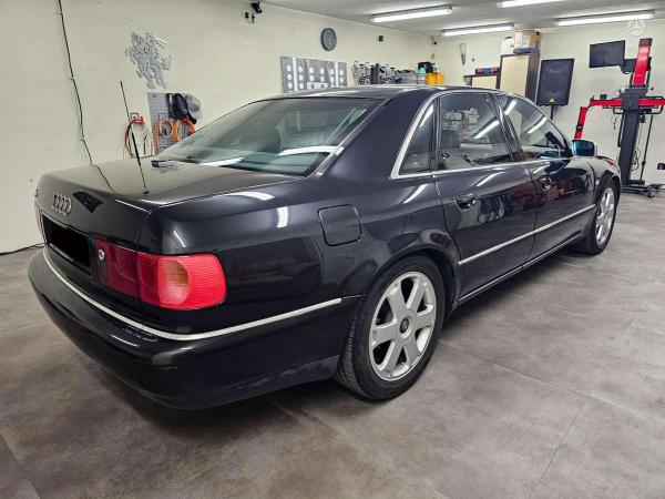 Black Audi S8 2000 in Kaunas, with an engine capacity of 4.20 L and mileage of 378 thousand km for 8500 €, photo 5 on AUTOMOTO.COM.LV