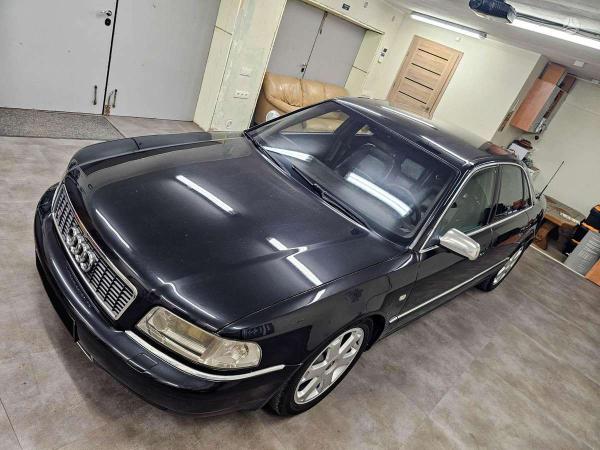 Black Audi S8 2000 in Kaunas, with an engine capacity of 4.20 L and mileage of 378 thousand km for 8500 €, photo 7 on AUTOMOTO.COM.LV