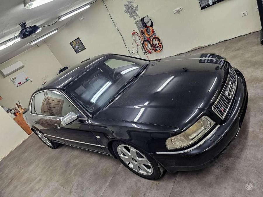 Black Audi S8 2000 in Kaunas, with an engine capacity of 4.20 L and mileage of 378 thousand km for 8500 €, photo 9 on AUTOMOTO.COM.LV