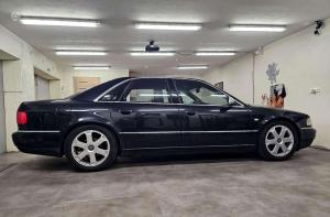 Black Audi S8 2000 in Kaunas, with an engine capacity of 4.20 L and mileage of 378 thousand km for 8500 €, photo 11 on AUTOMOTO.COM.LV