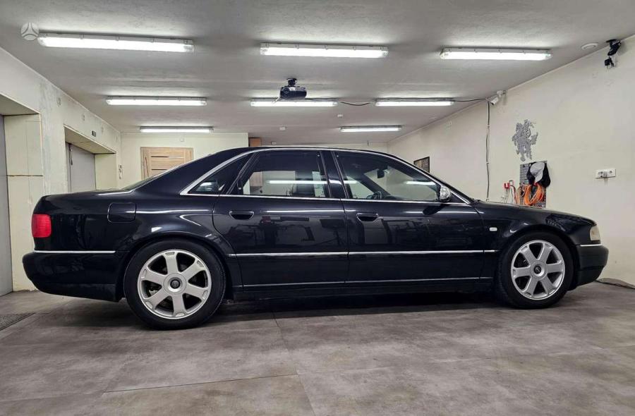 Black Audi S8 2000 in Kaunas, with an engine capacity of 4.20 L and mileage of 378 thousand km for 8500 €, photo 11 on AUTOMOTO.COM.LV