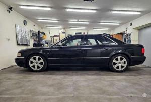 Black Audi S8 2000 in Kaunas, with an engine capacity of 4.20 L and mileage of 378 thousand km for 8500 €, photo 12 on AUTOMOTO.COM.LV
