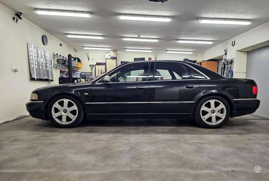 Black Audi S8 2000 in Kaunas, with an engine capacity of 4.20 L and mileage of 378 thousand km for 8500 €, photo 12 on AUTOMOTO.COM.LV