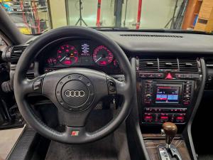 Black Audi S8 2000 in Kaunas, with an engine capacity of 4.20 L and mileage of 378 thousand km for 8500 €, photo 17 on AUTOMOTO.COM.LV